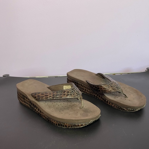 Volatile | Shoes | Volatile Womans 9 Wedge Brown Faux Alligator Skin ...